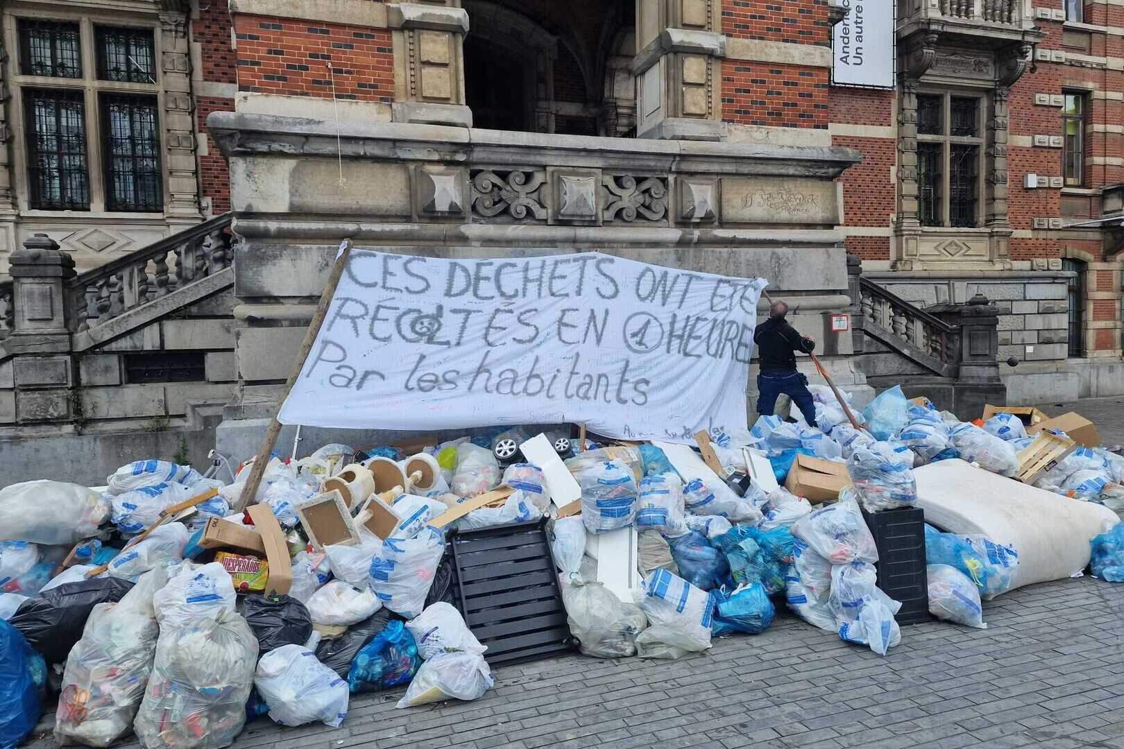 Bewoners van Kuregem bouwen muur van afval voor gemeentehuis: “We ...
