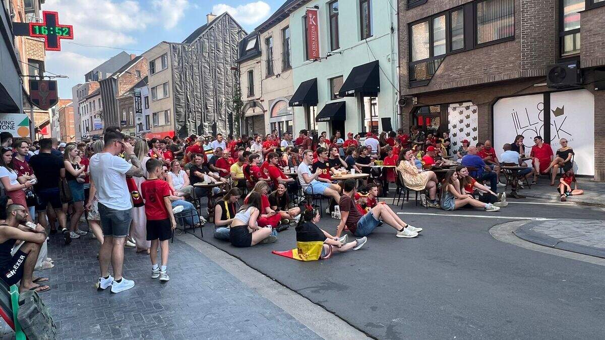 Cafébaas pakt opnieuw uit met groot scherm om te supporteren voor Rode ...
