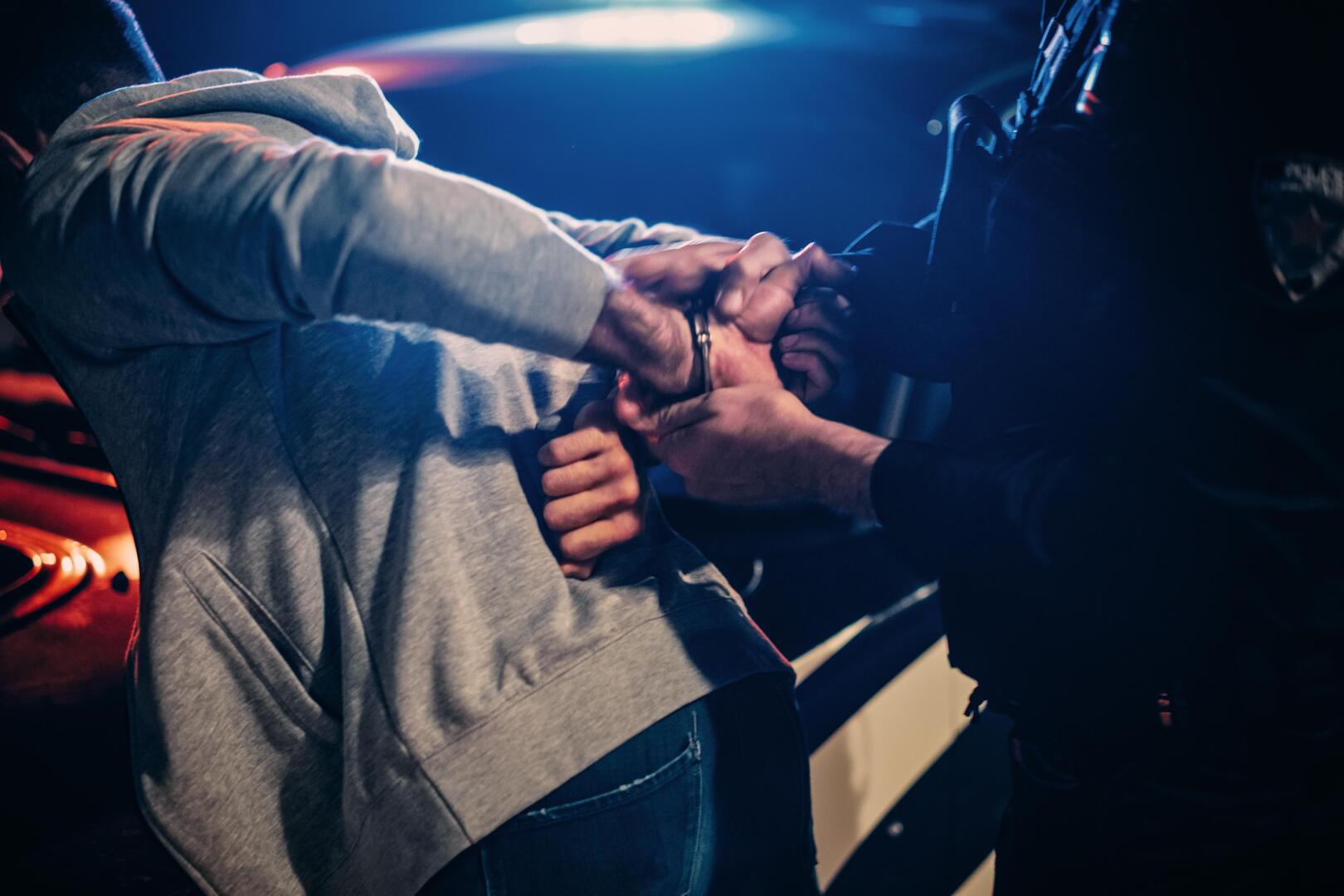 Drugsverbod voor twintiger die vuurwapen van agent probeert te grijpen ...
