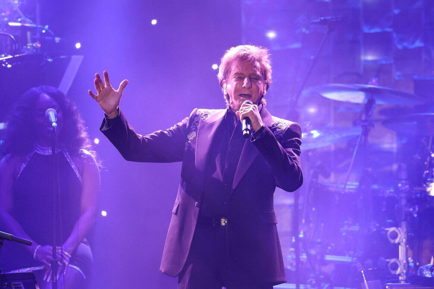Barry Manilow verliest kenmerkende stem na kankerbehandeling: “Ik ...