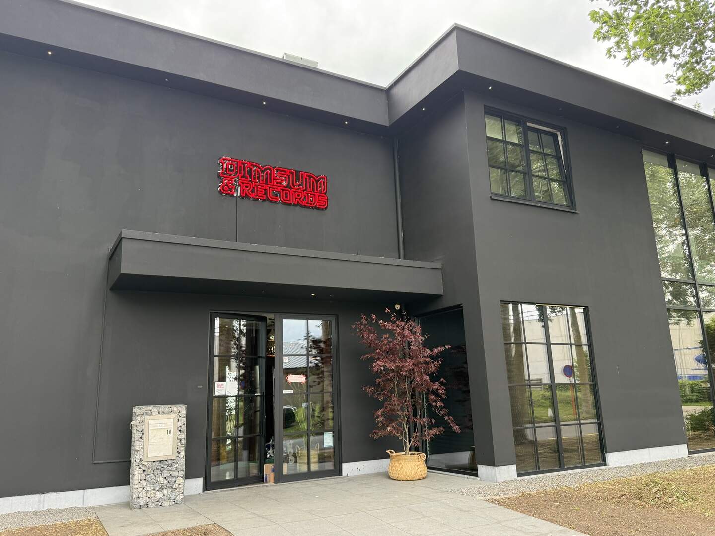 Victor (24) combineert hippe beats met Aziatische tapas in pop-up: “Het ...