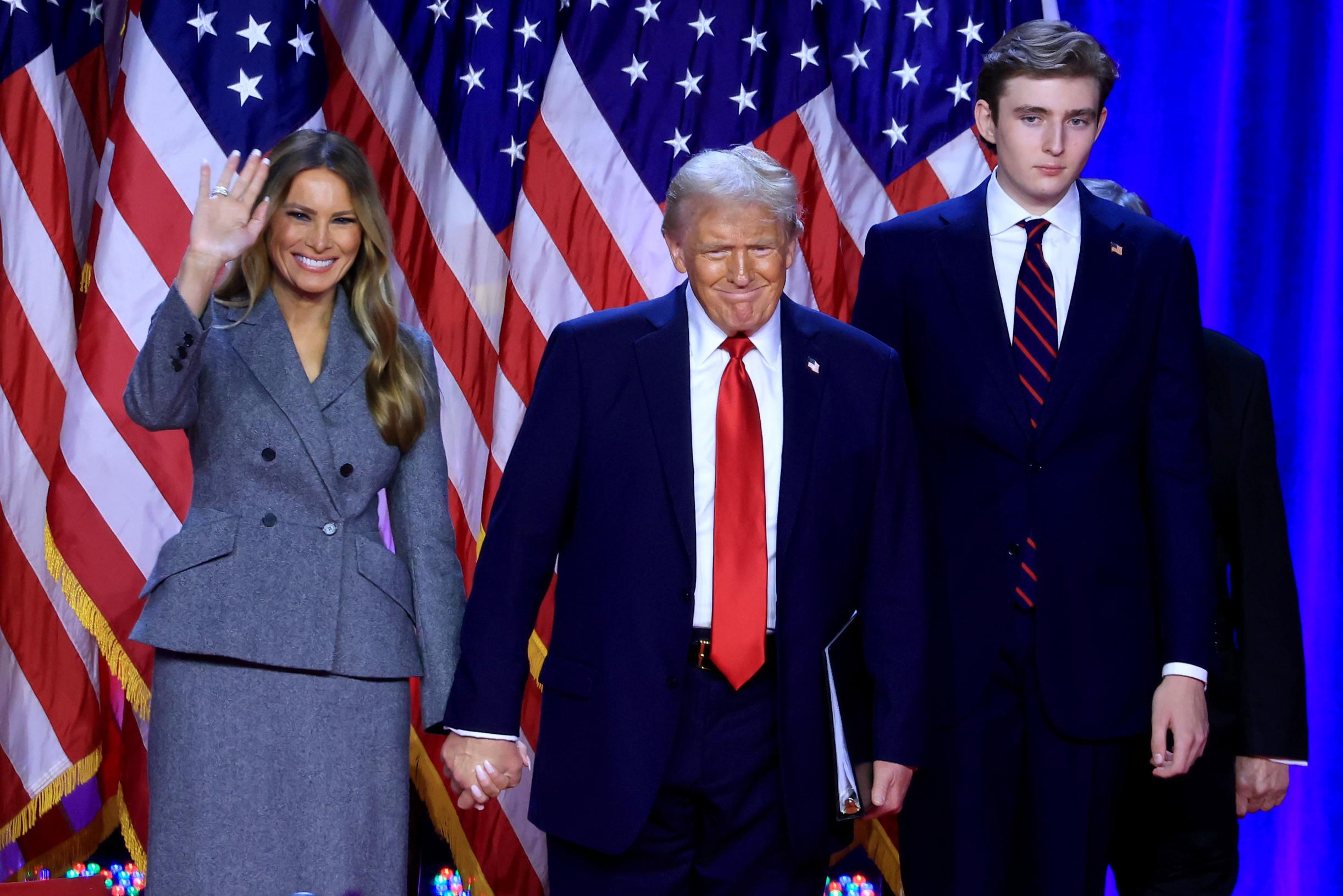 Trump is zelf 1,90 meter, maar zijn zoon Barron torent nog boven hem ...