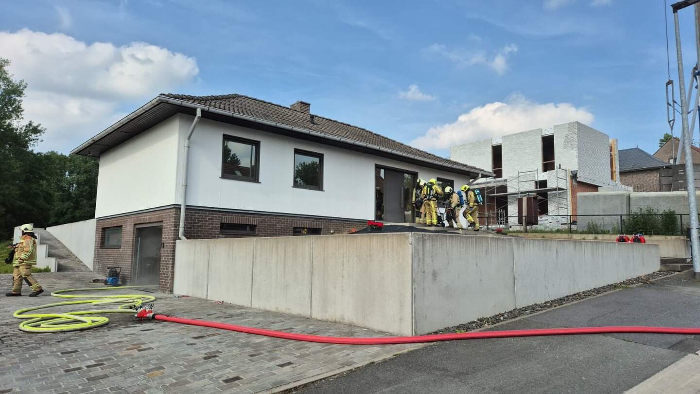 Kortsluiting zorgt voor brand in garage onder woning op Berendries ...