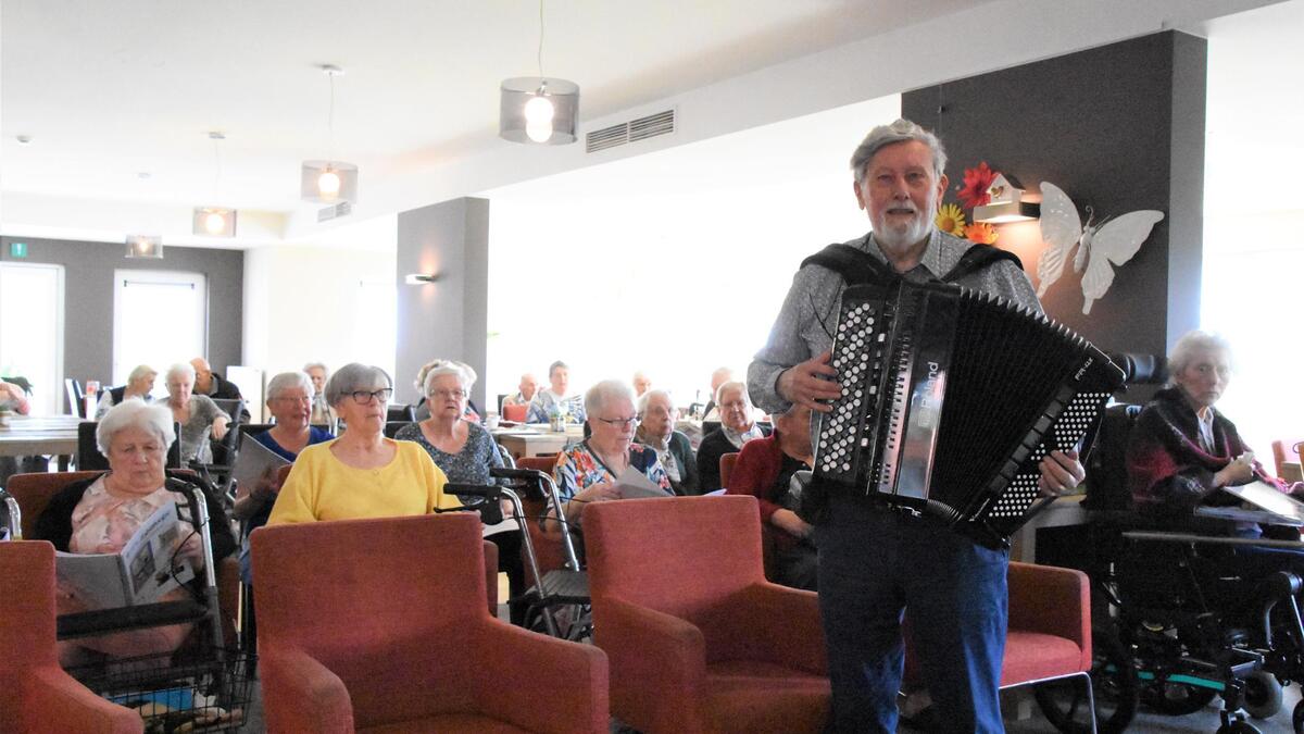 Isidoor trekt met accordeon en meezingboekjes langs verenigingen ...
