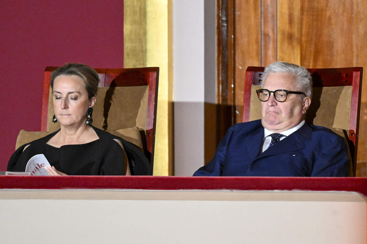 Dutje tussendoor: prins Laurent valt in slaap tijdens Koningin ...