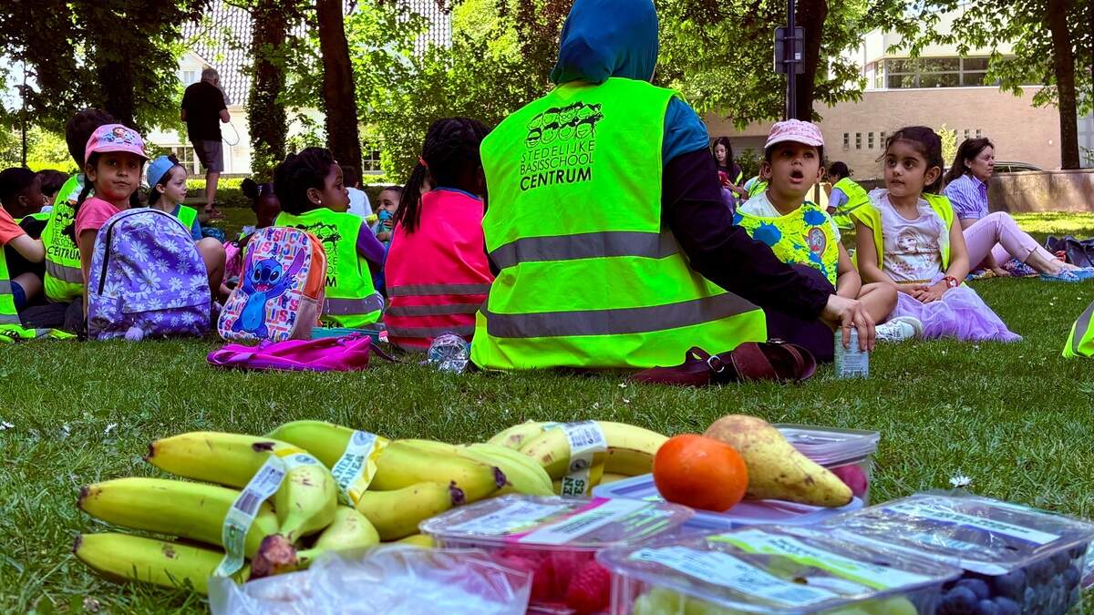 Leerlingen krijgen ontbijt op school en trekken op picknick tijdens ...