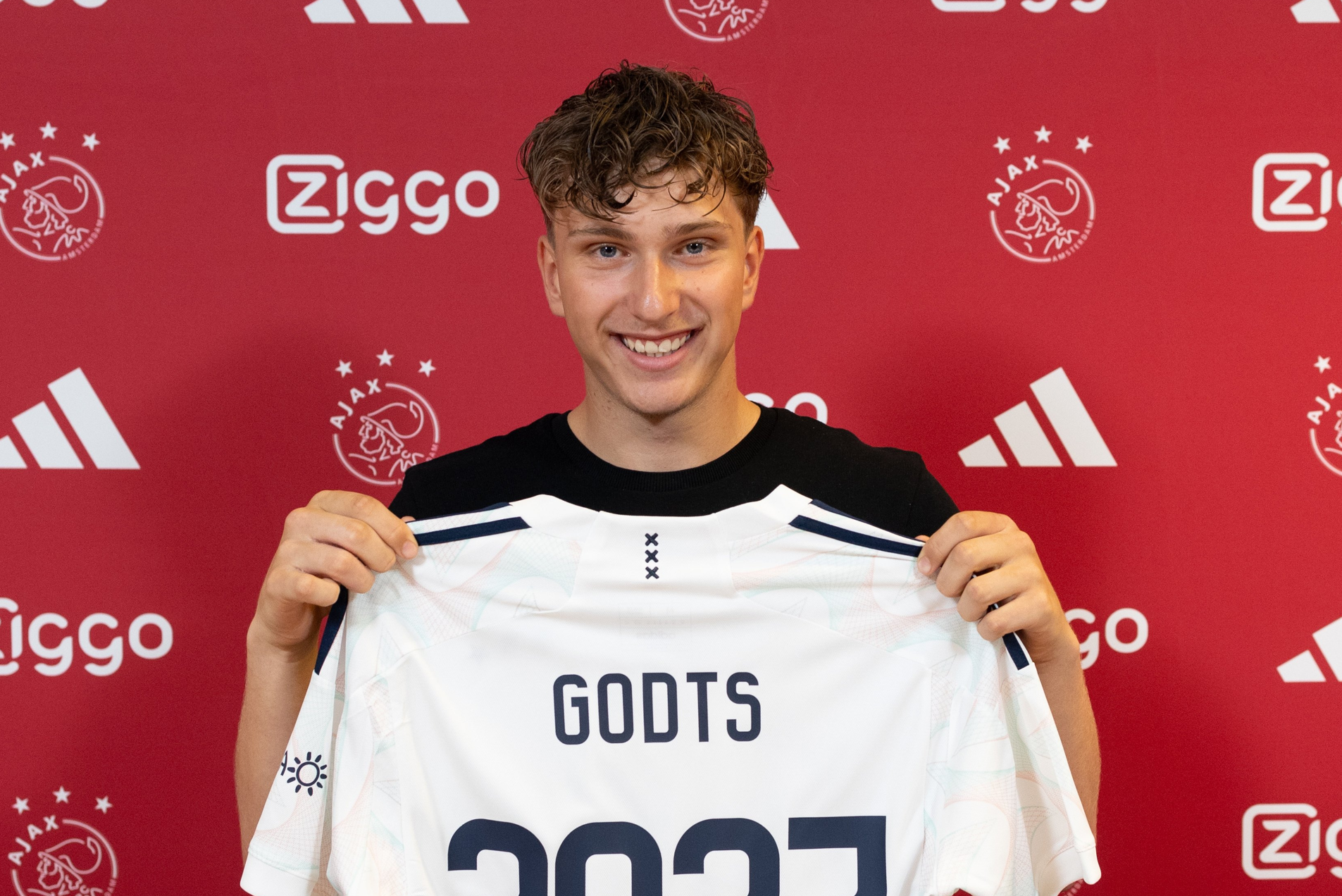 Ajax breekt contract van Belgisch toptalent Mika Godts (18) al na half ...