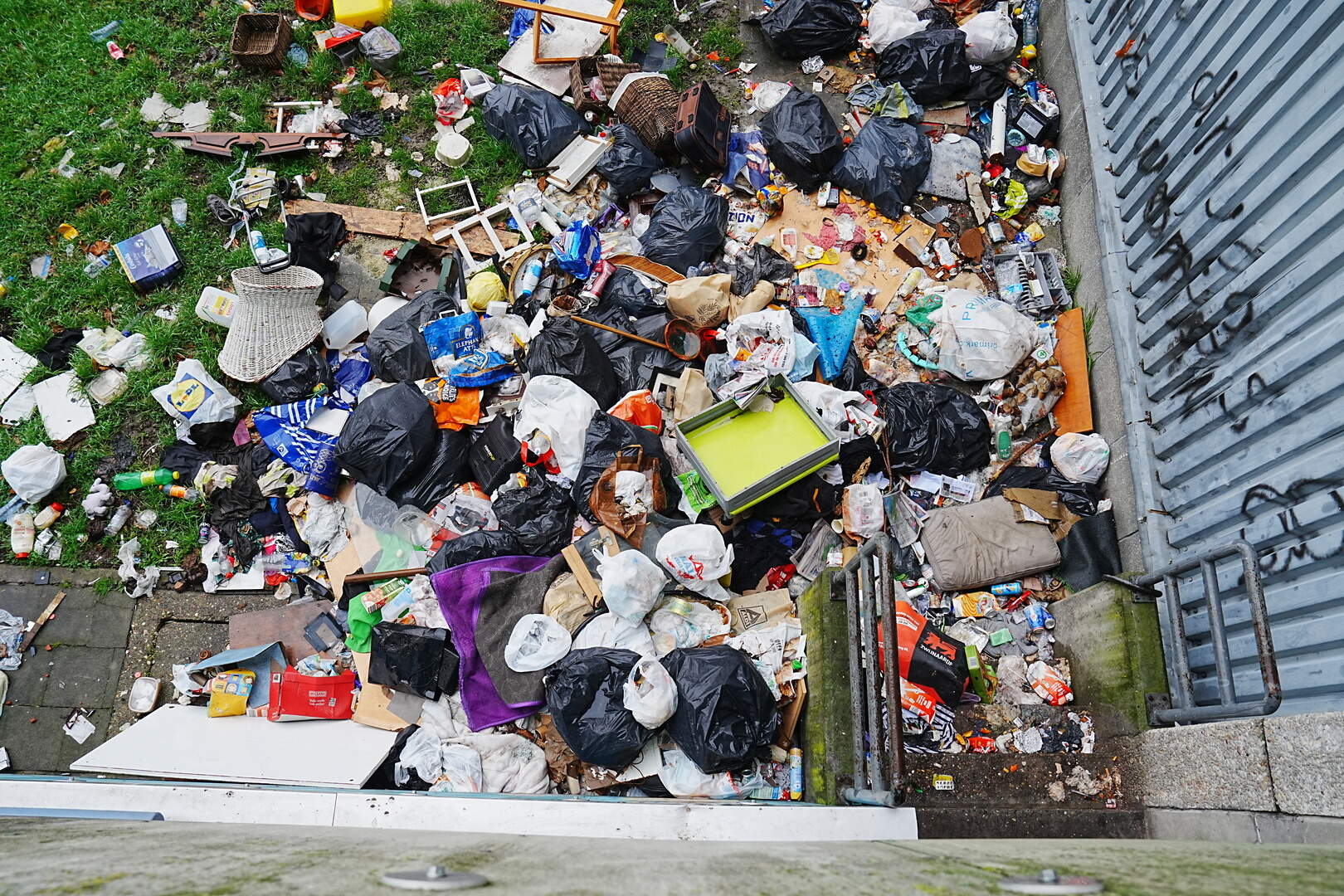 In sommige wijken wordt afval gewoon van het balkon gegooid: elk jaar ...