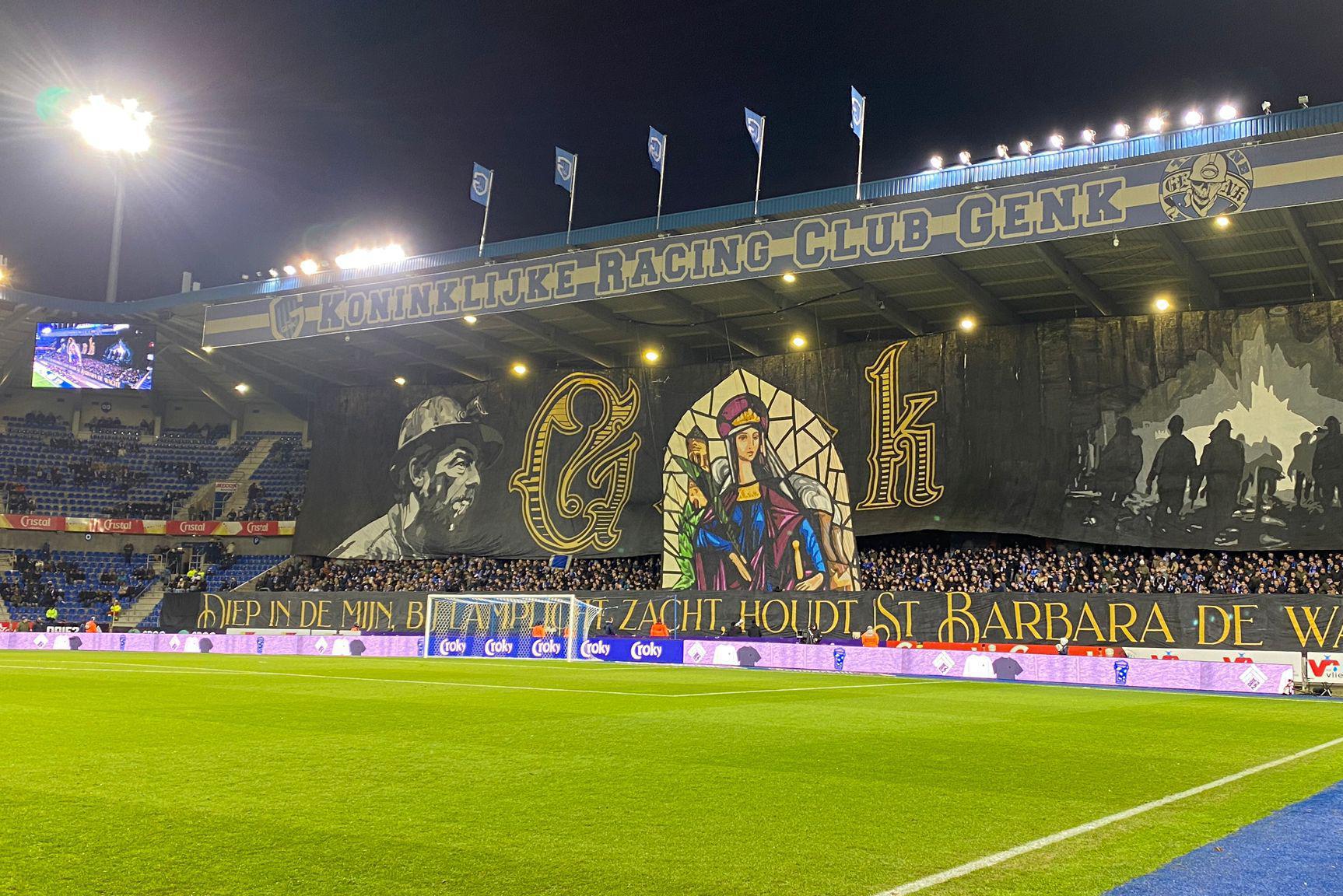 KRC Genk-Standard: tifo mijnwerkers door Tribune Zuid | Nieuwsblad