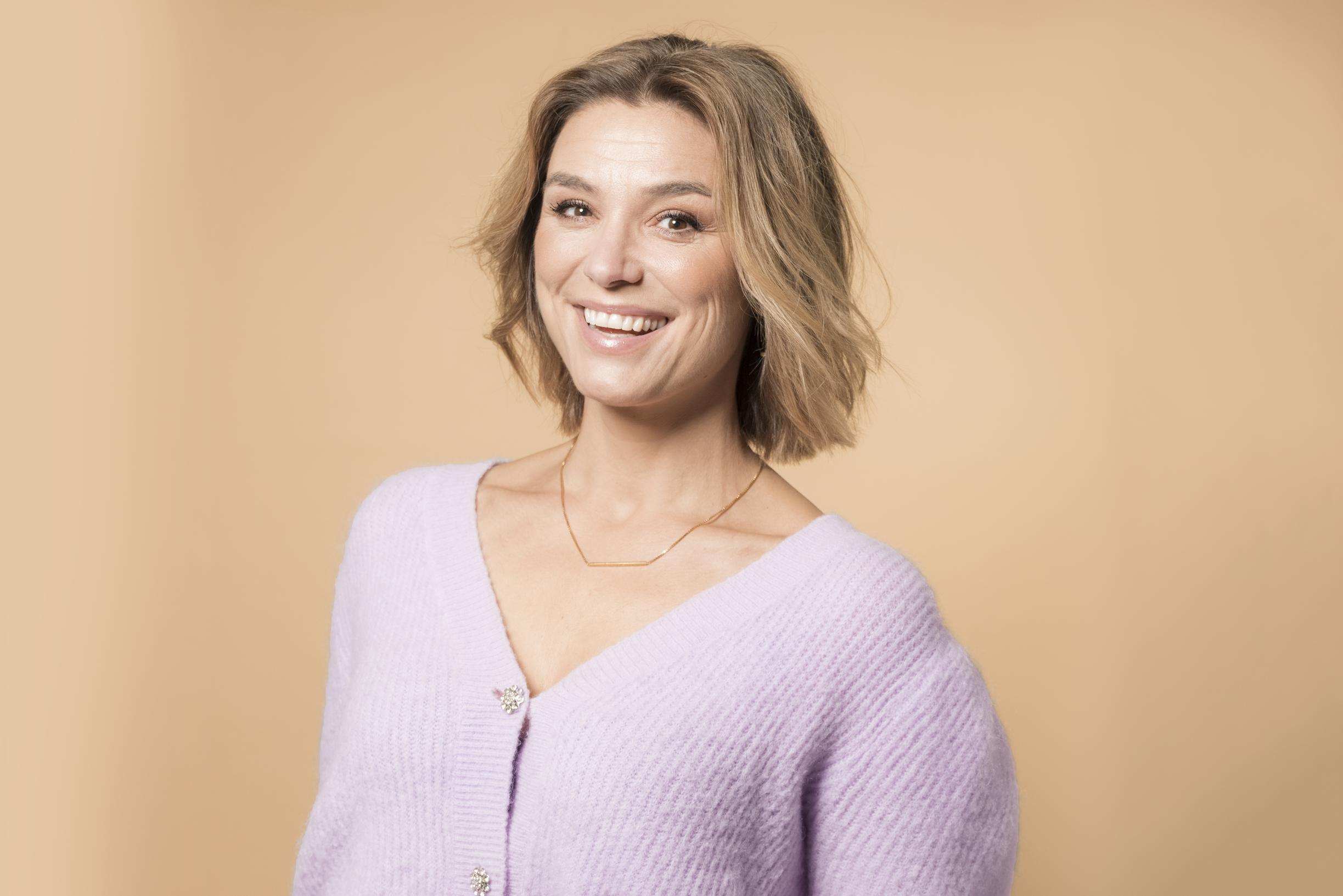 Evi Hanssen: “Mijn zoon scrolt op zijn gsm. Met een half oog zie ik dat ...