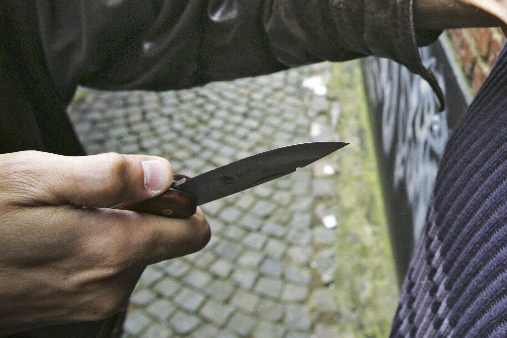 Maaseikenaar bedreigt toevallige passant omdat hij denkt dat het de ...