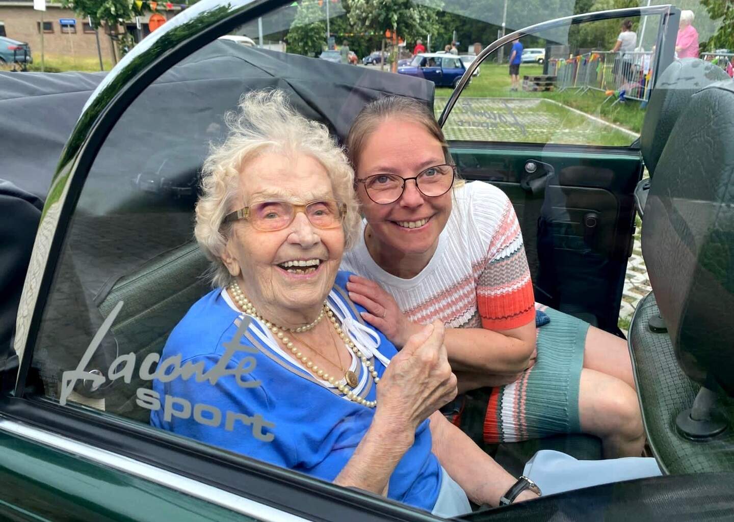 Oldtimers brengen mensen samen bij WZC De Ravestein | Nieuwsblad