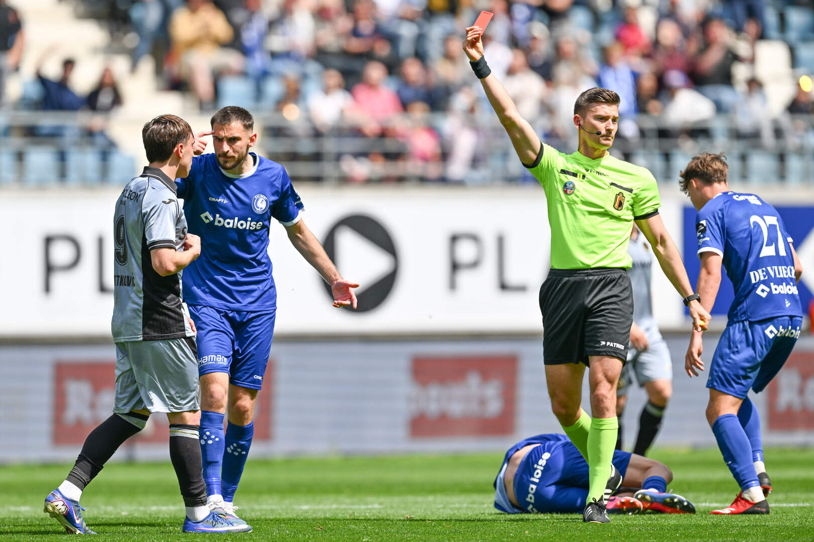 VIDEO. Rood voor Cvetković: Anderlecht-spits deelt vlak voor de rust ...