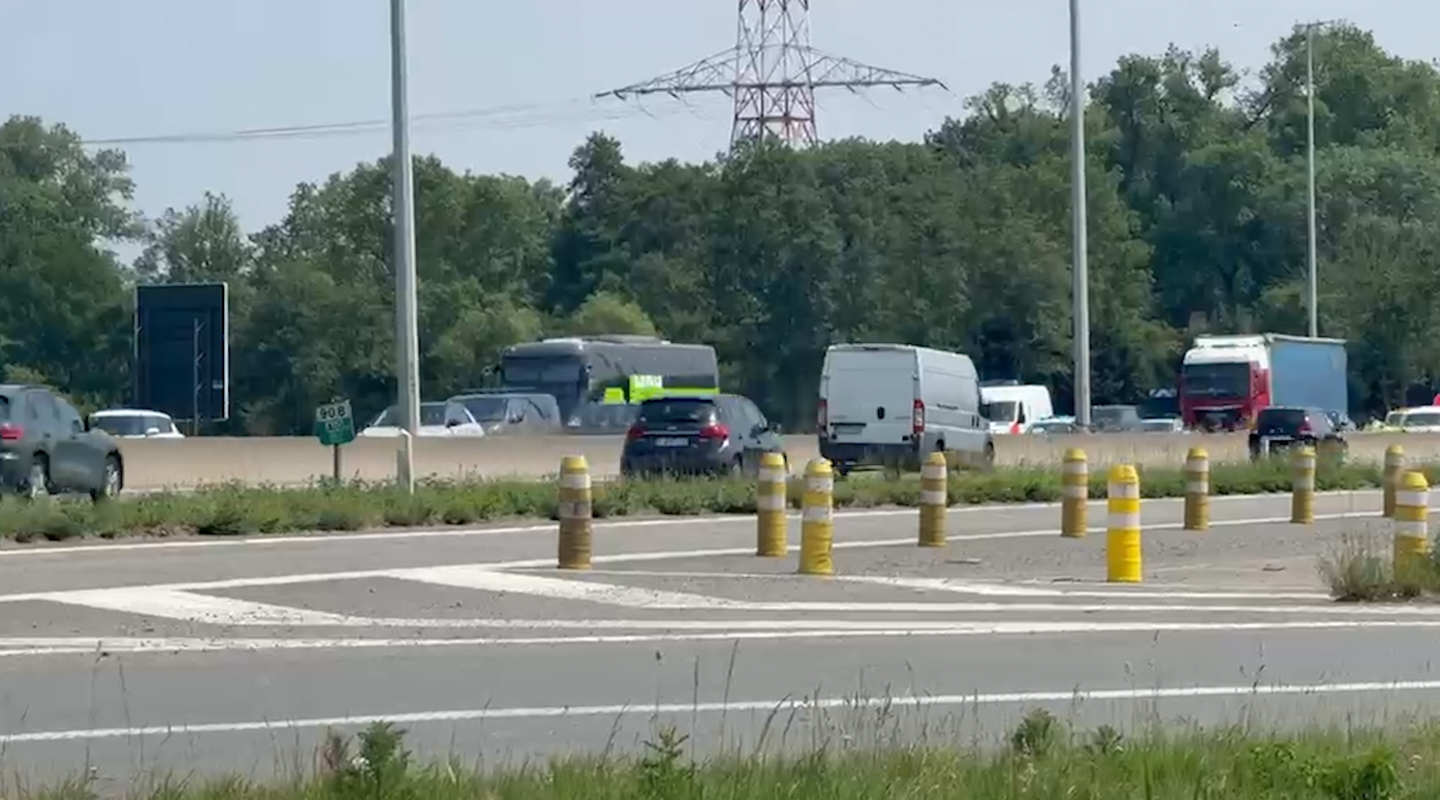 Twee vuurwapens aangetroffen op FlixBus bij controle op E40, snelweg ...