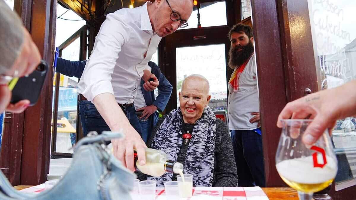 Opvallende nieuwe ‘helper’ verkoopt mee jenevers om gat in de Gentse ...