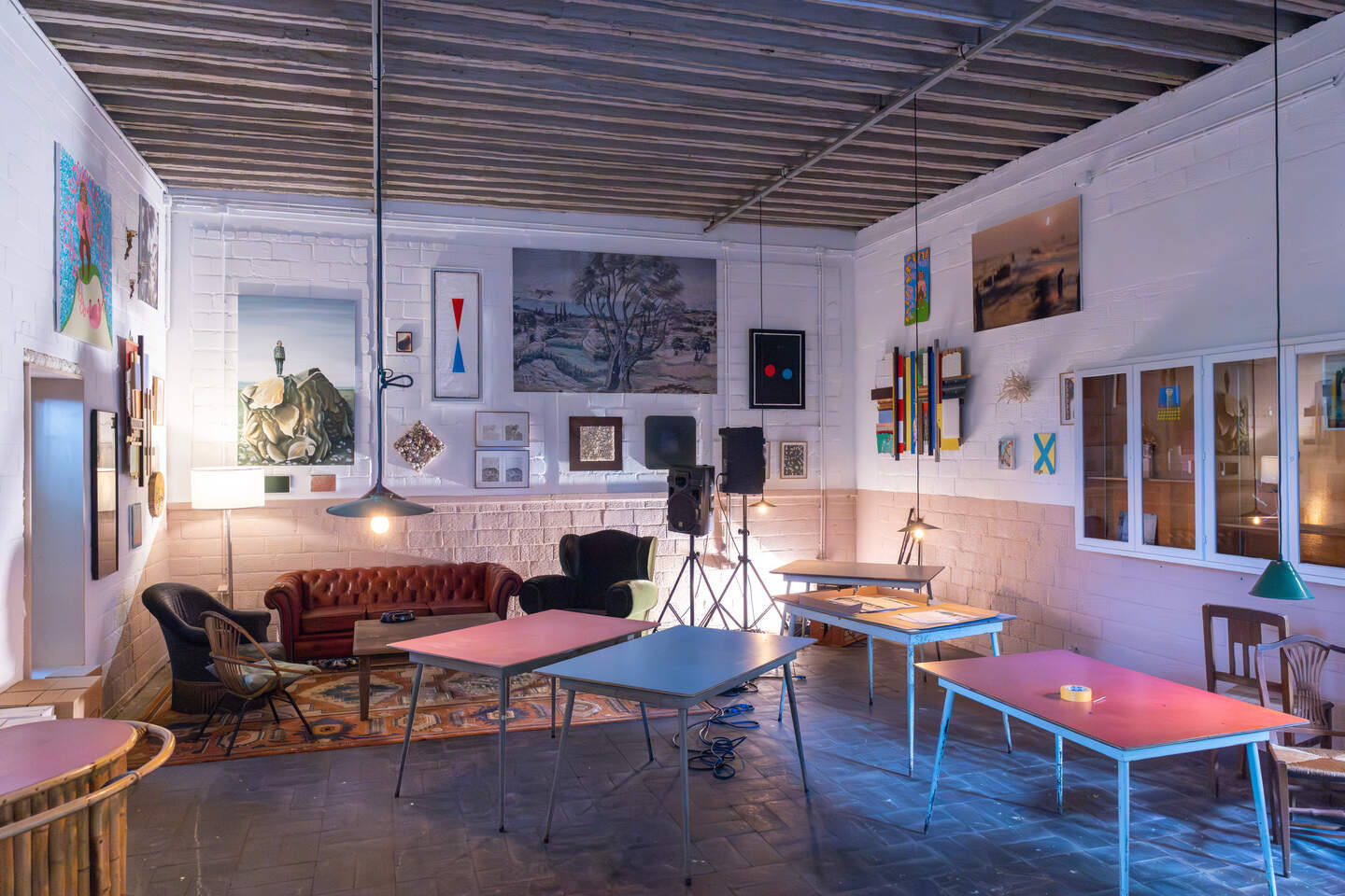 Sanatorium opent deuren voor eerste expo: twaalf kunstenaars nemen oude ...