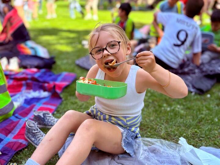 Leerlingen krijgen ontbijt op school en trekken op picknick tijdens ...