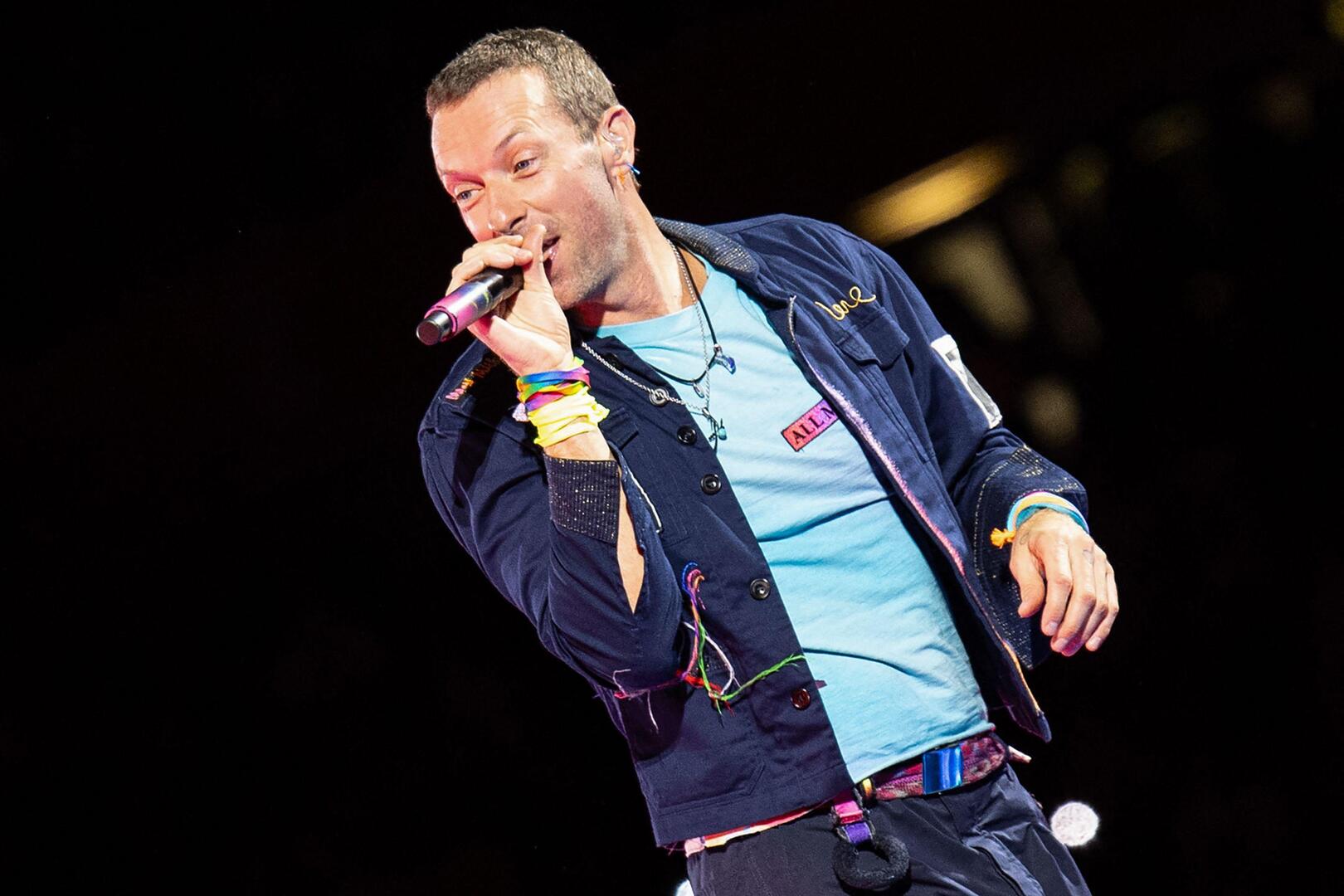 Coldplay-frontman Chris Martin geeft nu ook waarschuwing tijdens show ...