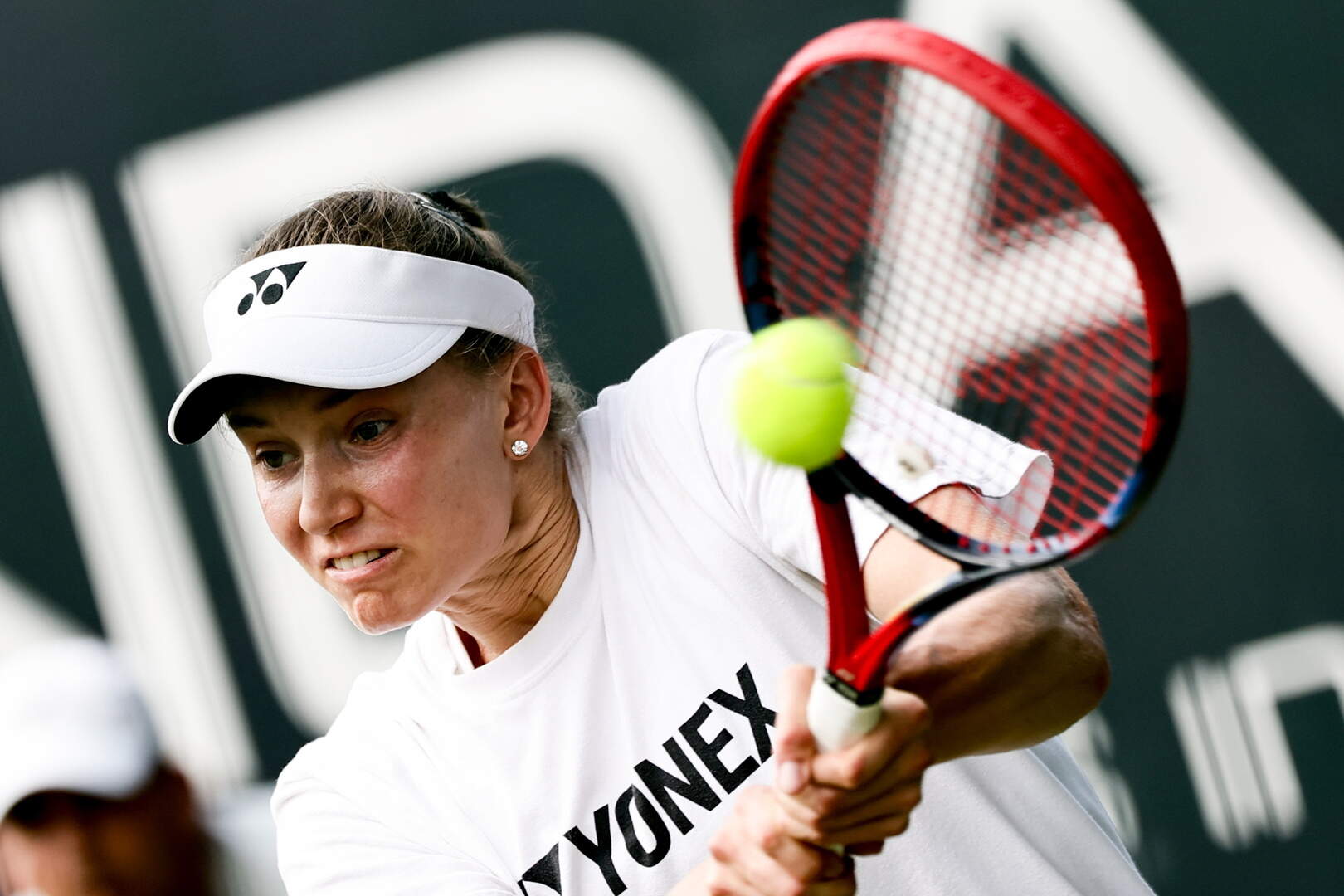 Elena Rybakina sukkelt met heup en geeft forfait voor tennistoernooi in ...
