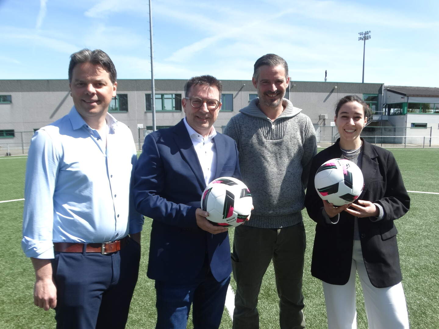 Spelers en fans slaken drie maanden na faillissement SKN Sint-Niklaas ...
