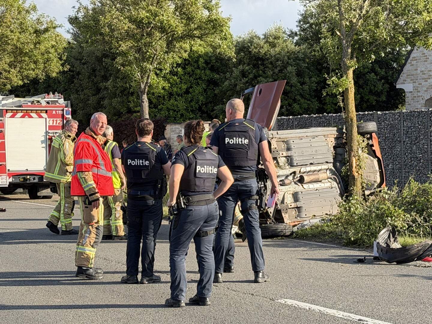 Vrouw gewond na zware crash tegen bomen: wagen komt op zijkant terecht ...