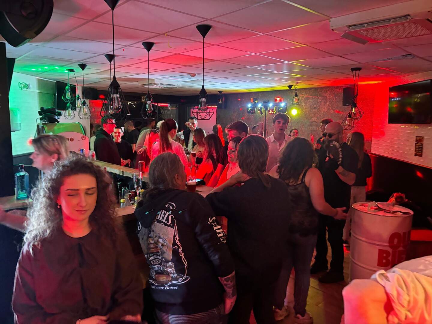IN BEELD. Bitterballen en beats tijdens allereerste Frietkot Rave: “Dit ...