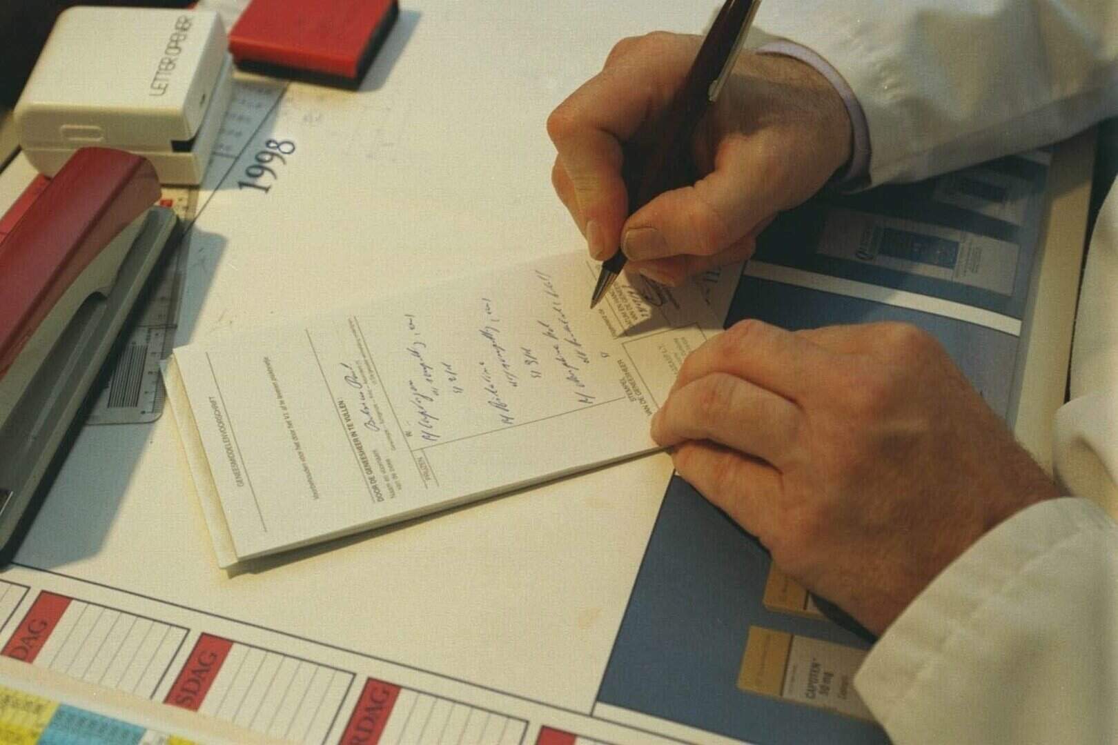 Vrouw besteelt bejaarde huisarts om voorschrift voor morfine te ...