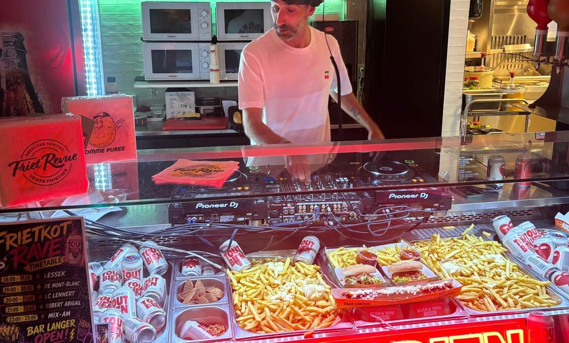 IN BEELD. Bitterballen en beats tijdens allereerste Frietkot Rave: “Dit ...