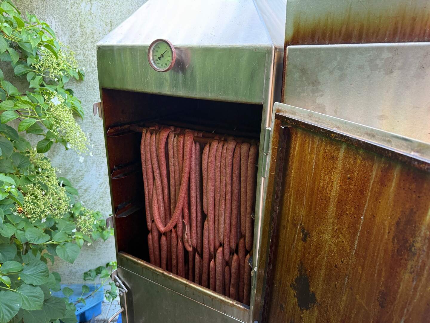 Brandweer rukt ‘s nachts uit voor... de rokende worstjes van keurslager ...