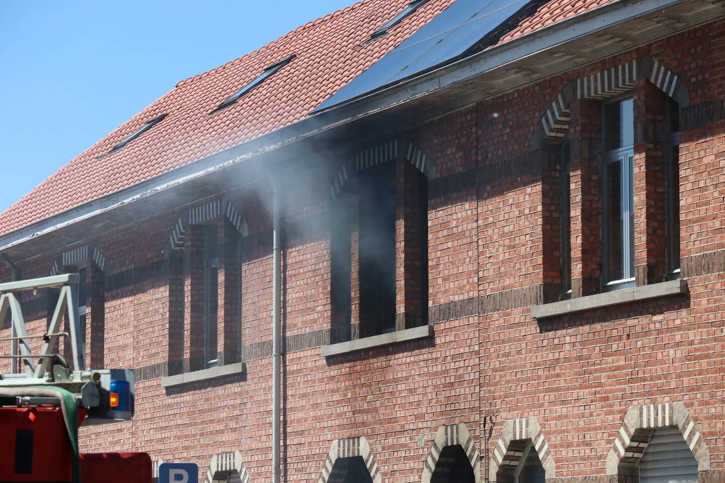 Zware uitslaande brand verspreidt zich over drie huizen: brandweer redt ...