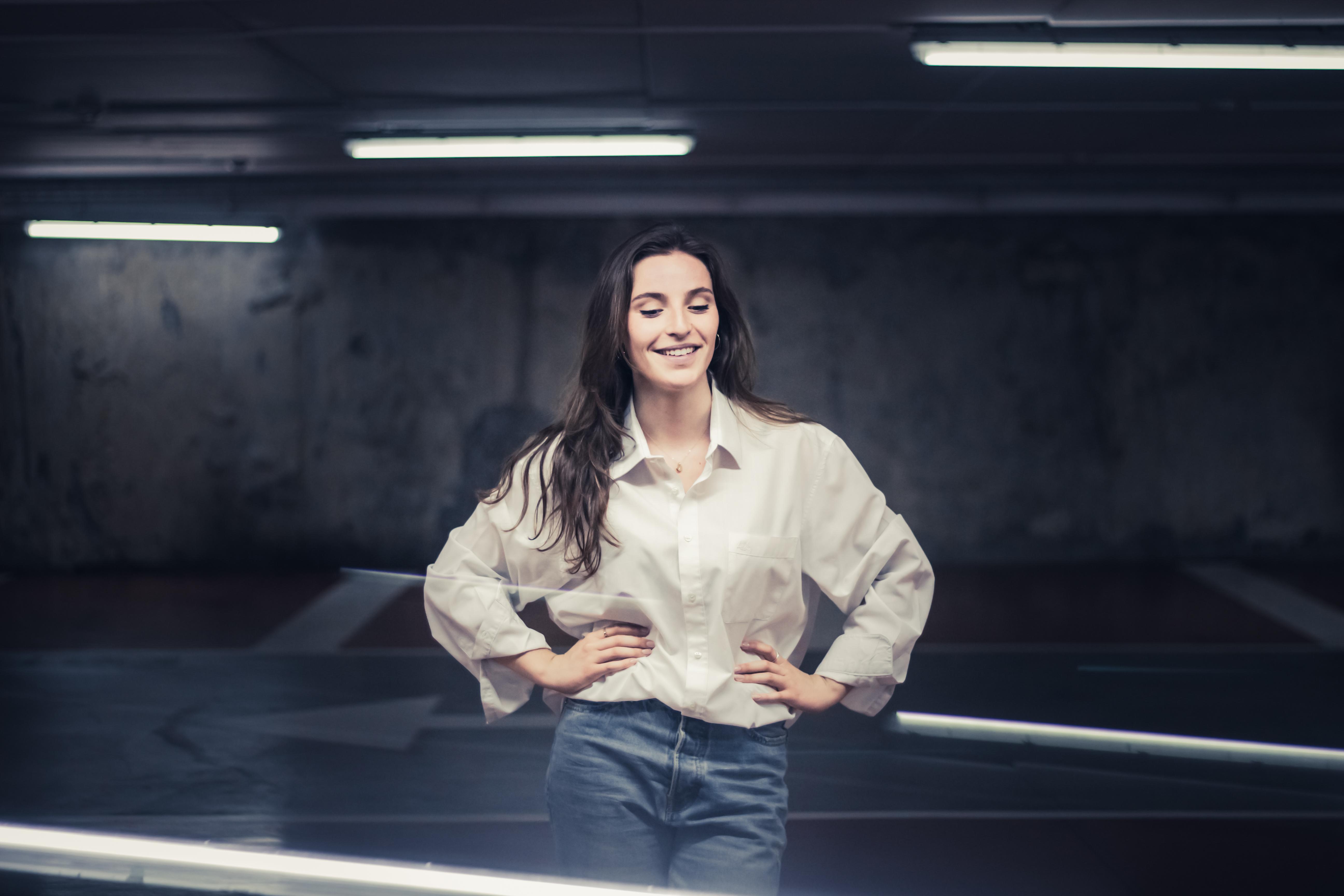 Zangeres Ellie Fey (21) schrijft nummer over seksuele intimidatie op ...