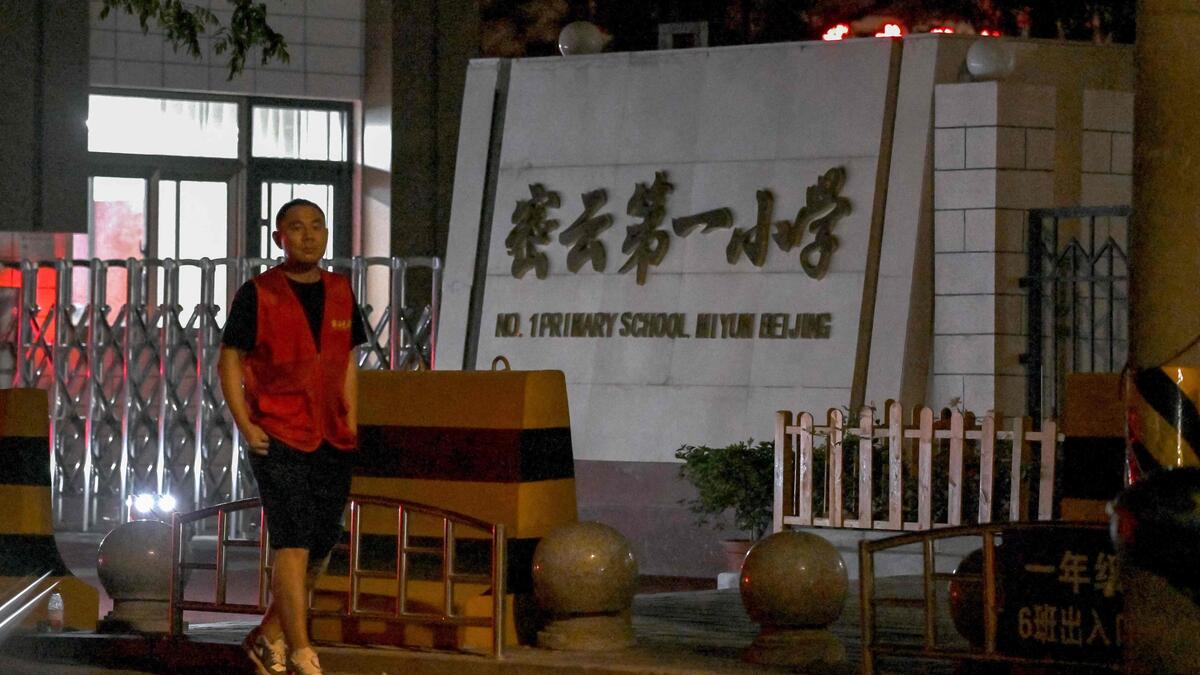 Auto rijdt in op kinderen aan basisschool in Peking | HBVL