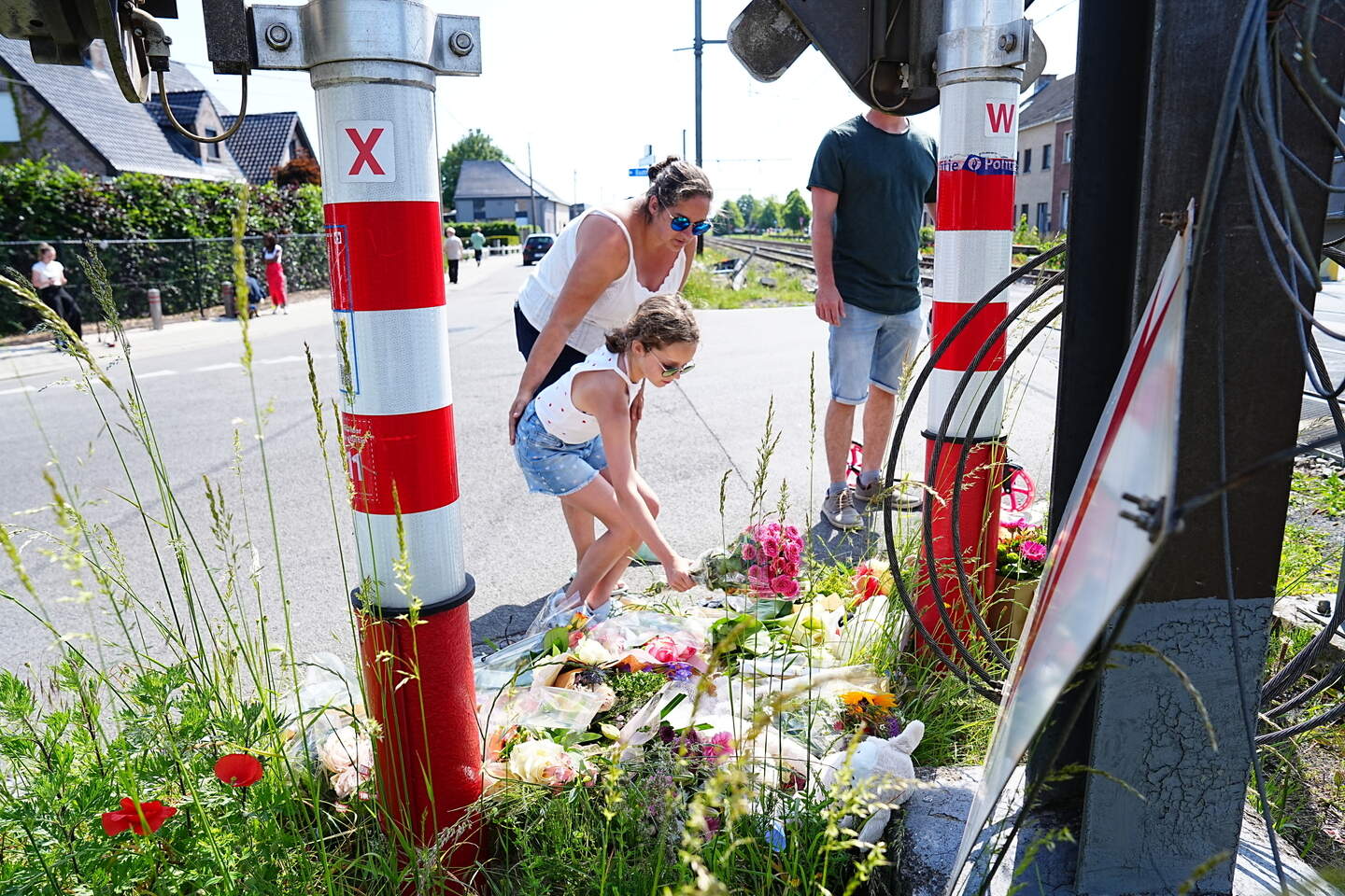 Tranen, knuffels en bloemen aan overweg in Buggenhout: “Je denkt meteen ...