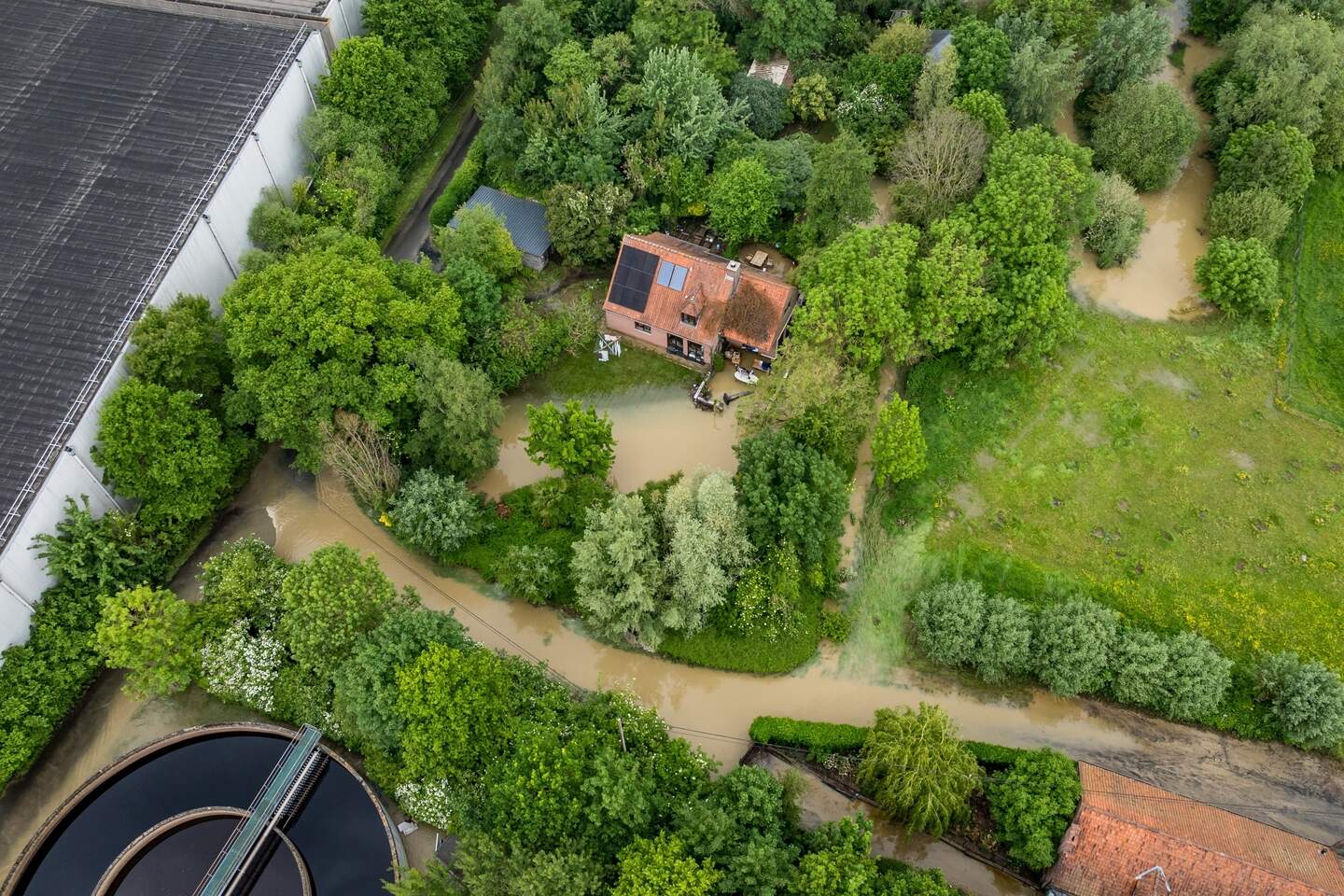 Bewoners van ondergelopen huizen maken zware balans op na enorm lek in ...