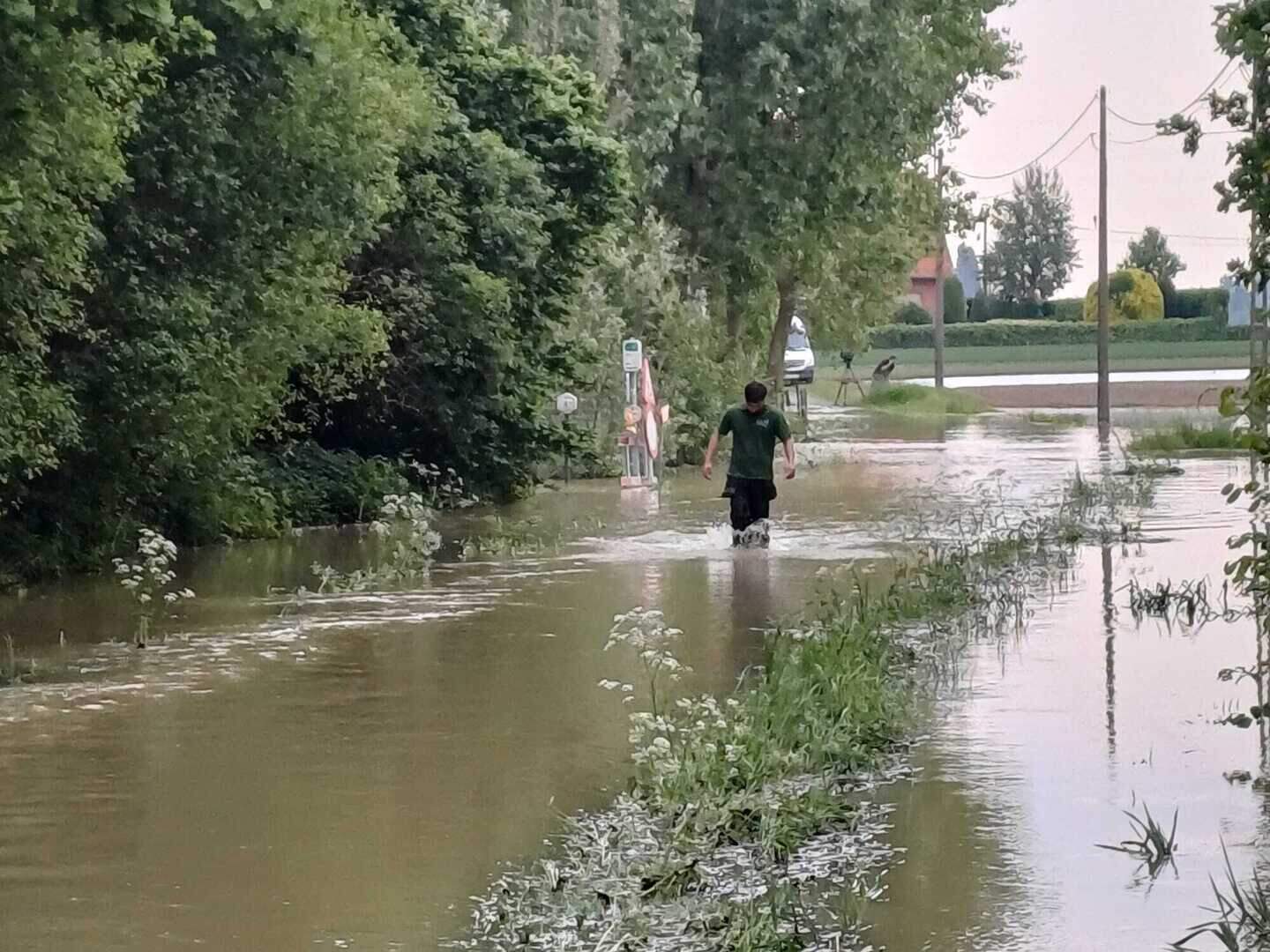 Bewoners van ondergelopen huizen maken zware balans op na enorm lek in ...