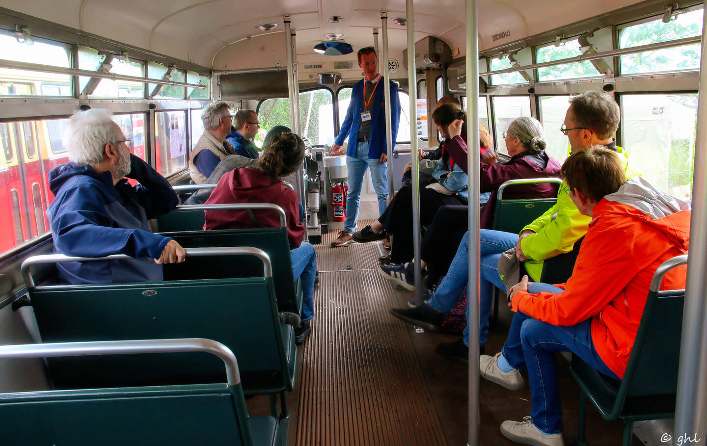 Oude bus- en tramstelplaats gunt bezoekers hobbelige rit terug in de ...