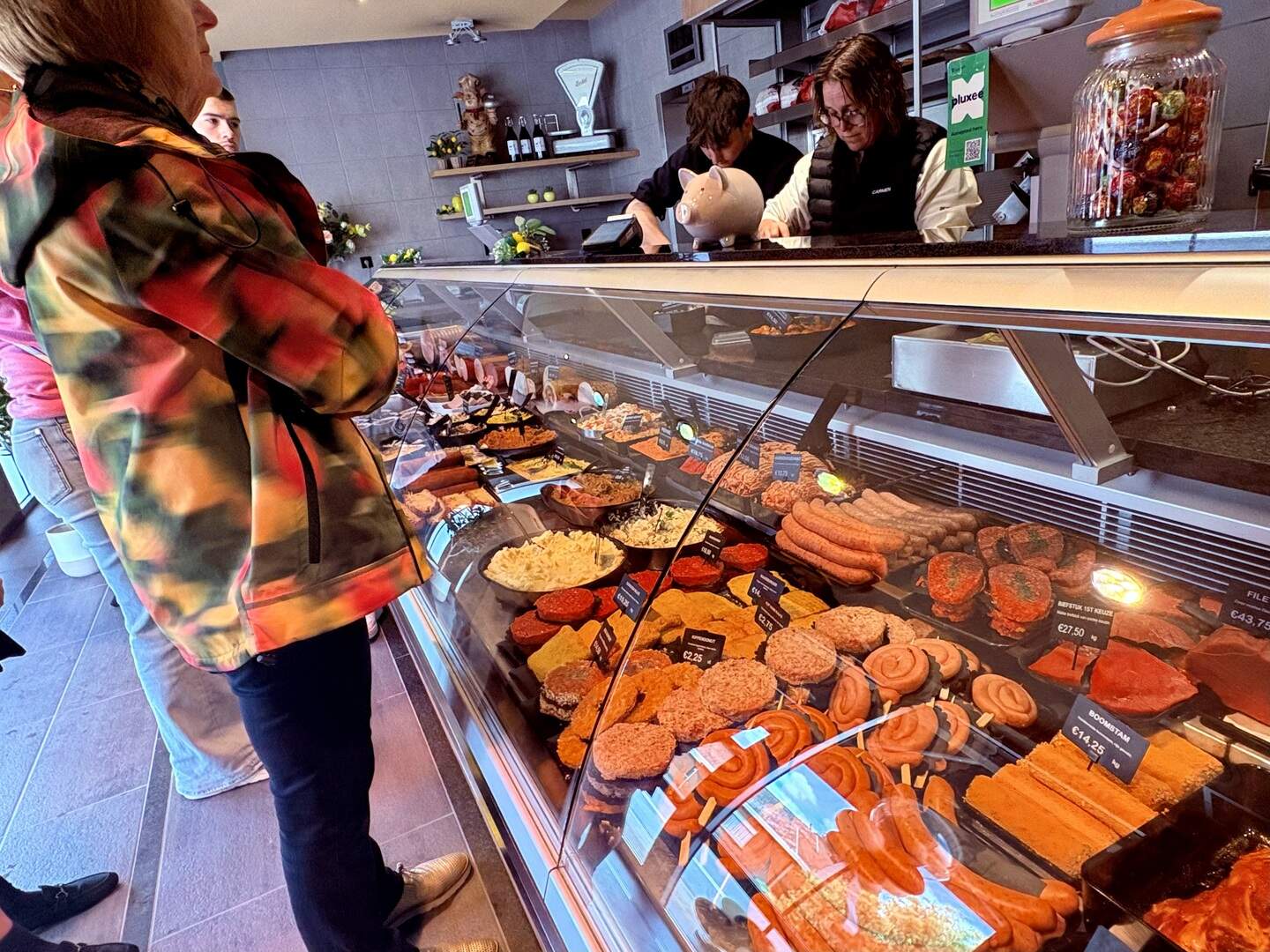 Ghilio (23) blaast nieuw leven in vertrouwde dorpsslager: “Hier moet je ...