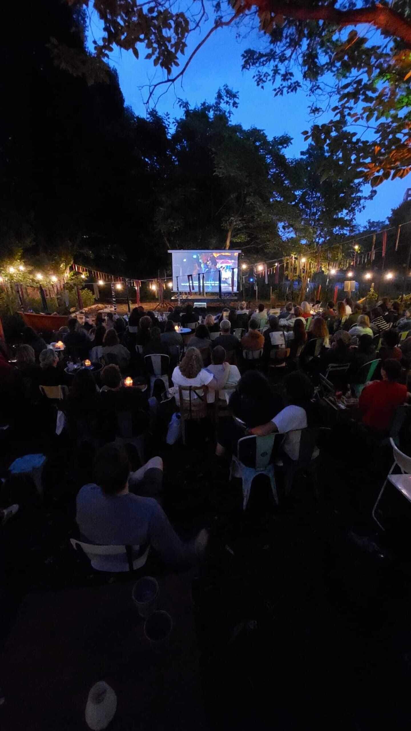 In deze openluchtcinema kies je zelf hoeveel je betaalt: “We hebben een ...