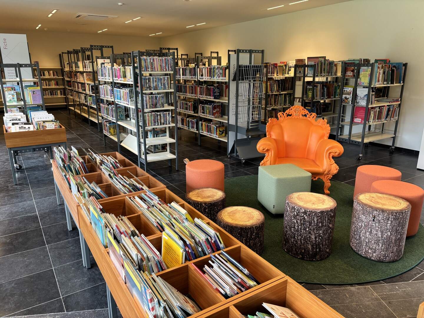 Na grondige opfrisbeurt heropent deze bibliotheek opnieuw de deuren met ...