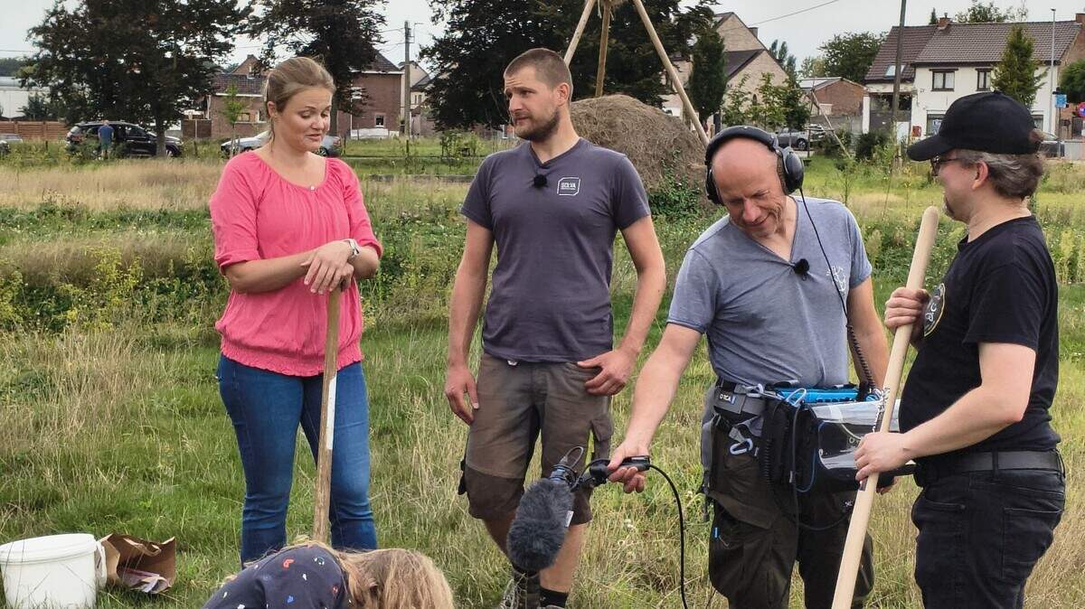 Kinderen graven 300 jaar oude munt op in Herzele: archeologisch project ...