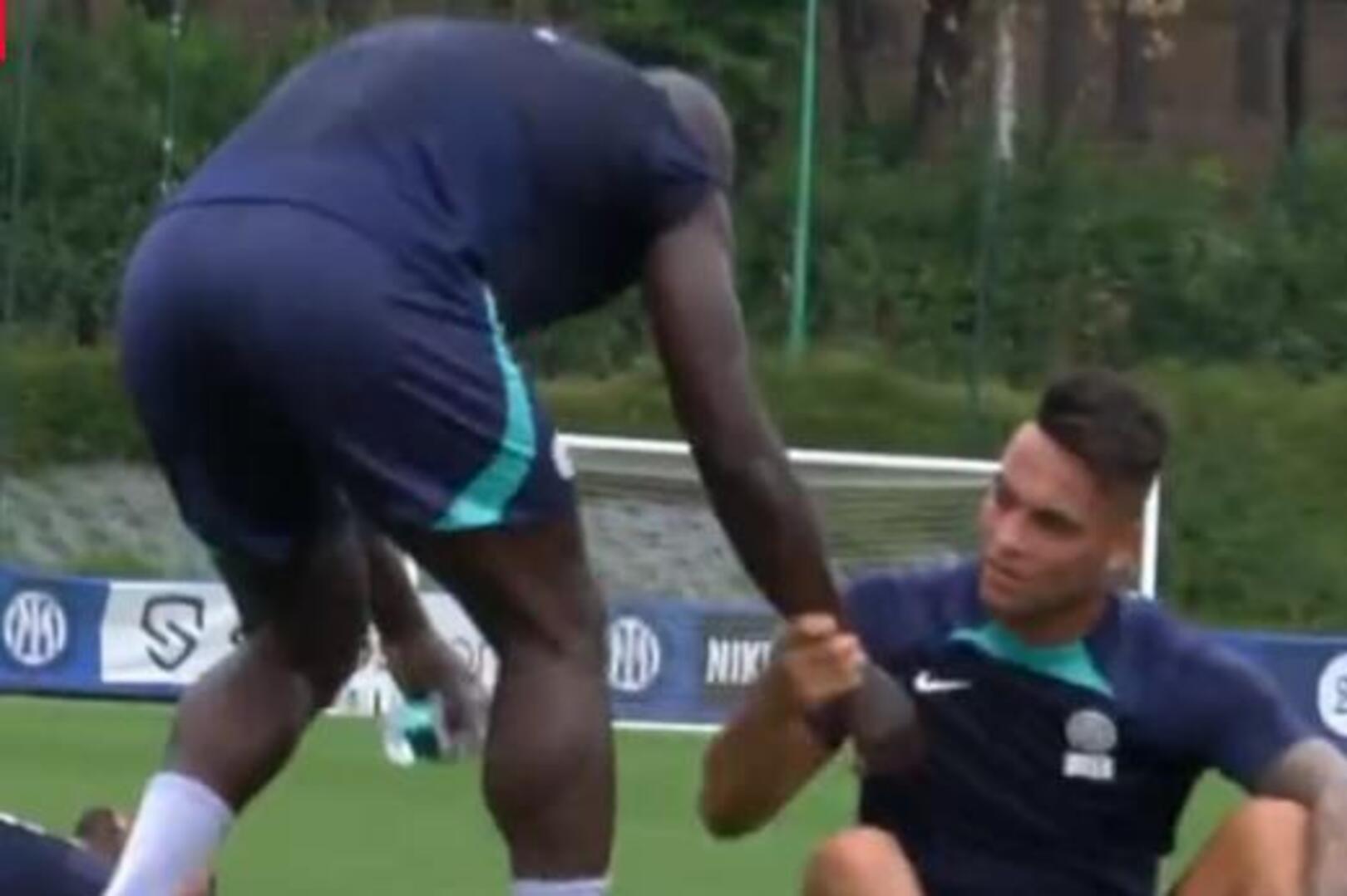 Eindelijk weer herenigd: uitgeputte Romelu Lukaku valt op training in ...