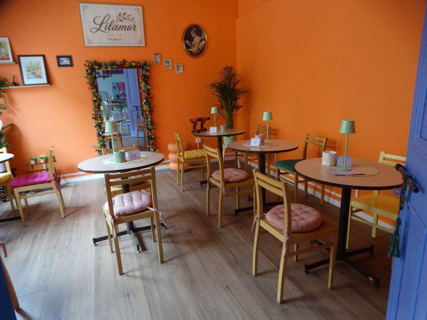 Esra (33) en Köksal (36) openen kleurrijke koffiebar in stadscentrum ...