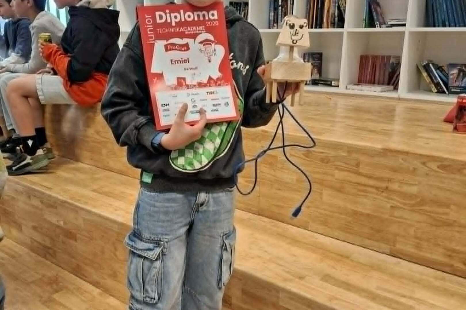 Tieners krijgen hun diploma van de Techniekacademie na zes leerrijke ...