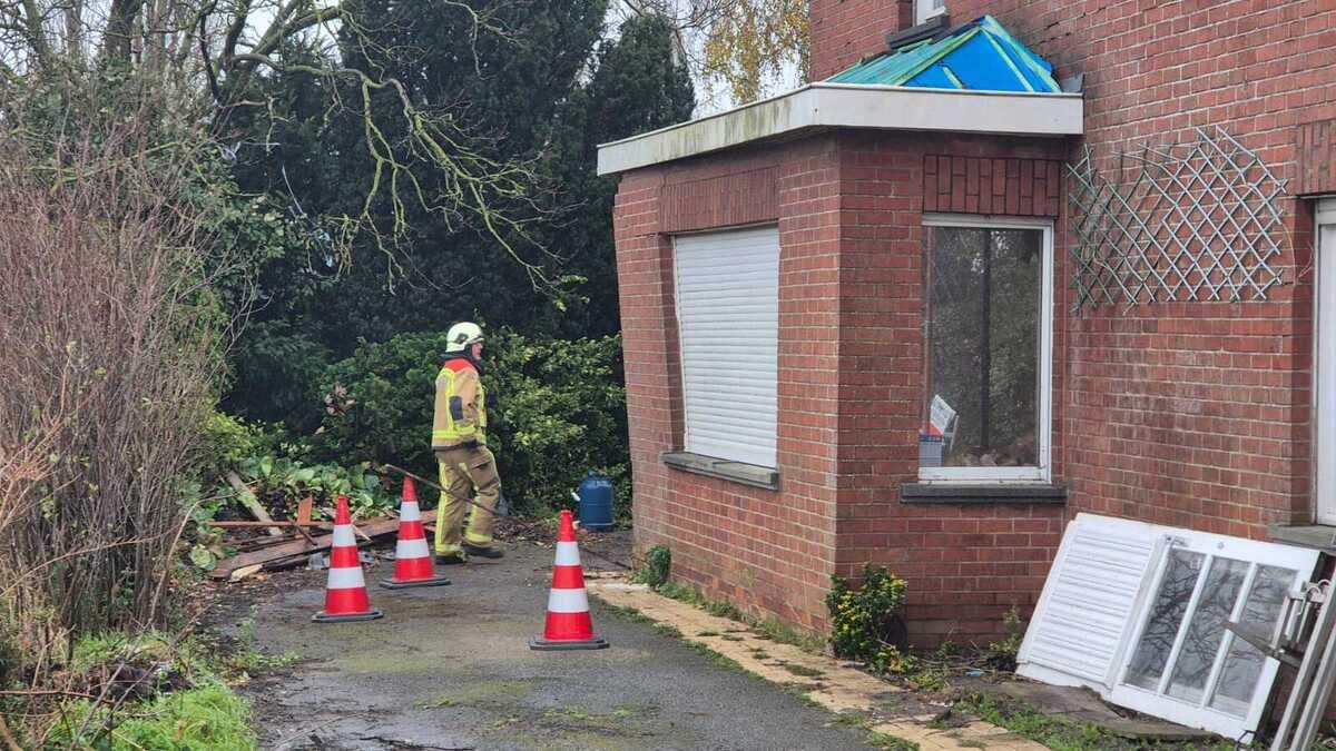 Draagbalk begeeft het plots: brandweer moet woning stutten | Nieuwsblad