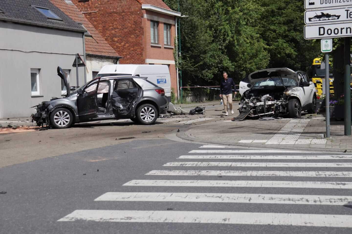 Ravage na botsing op kruispunt: bestuurder zwaargewond naar ziekenhuis ...