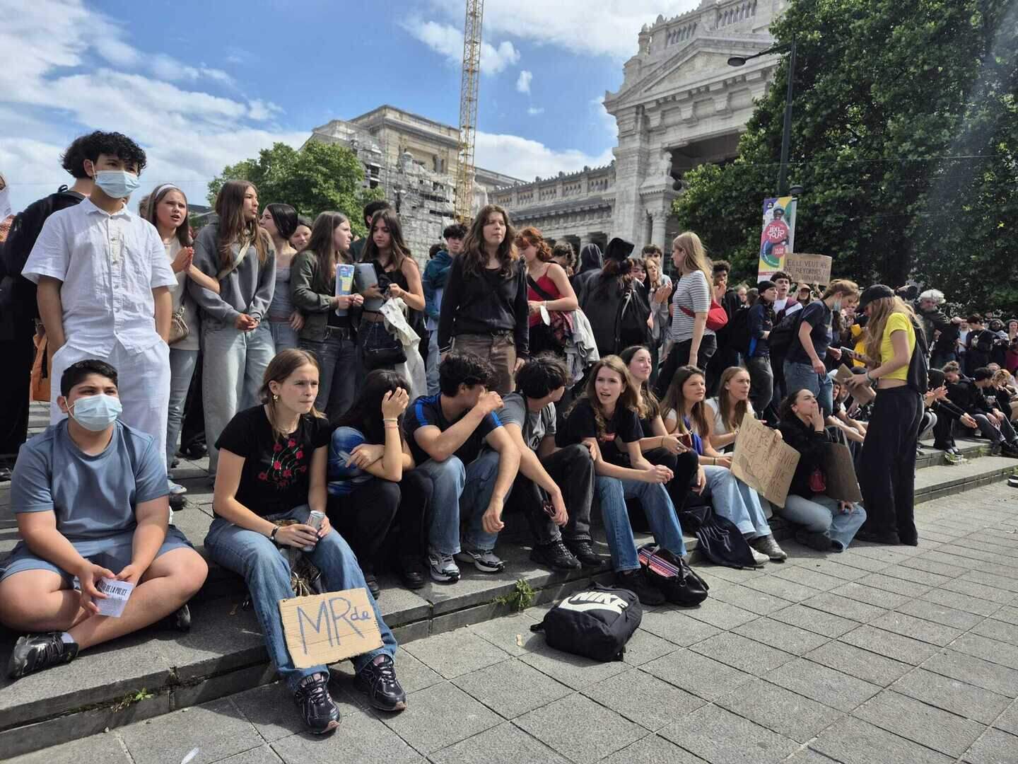 Studenten steken opnieuw steps in brand tijdens protest aan Centraal ...