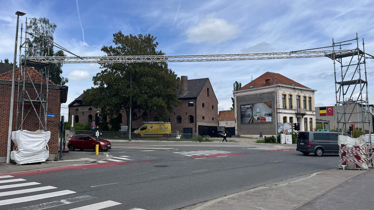 Politie sluit straat af omdat vrachtwagen stelling aanrijdt, chauffeur ...