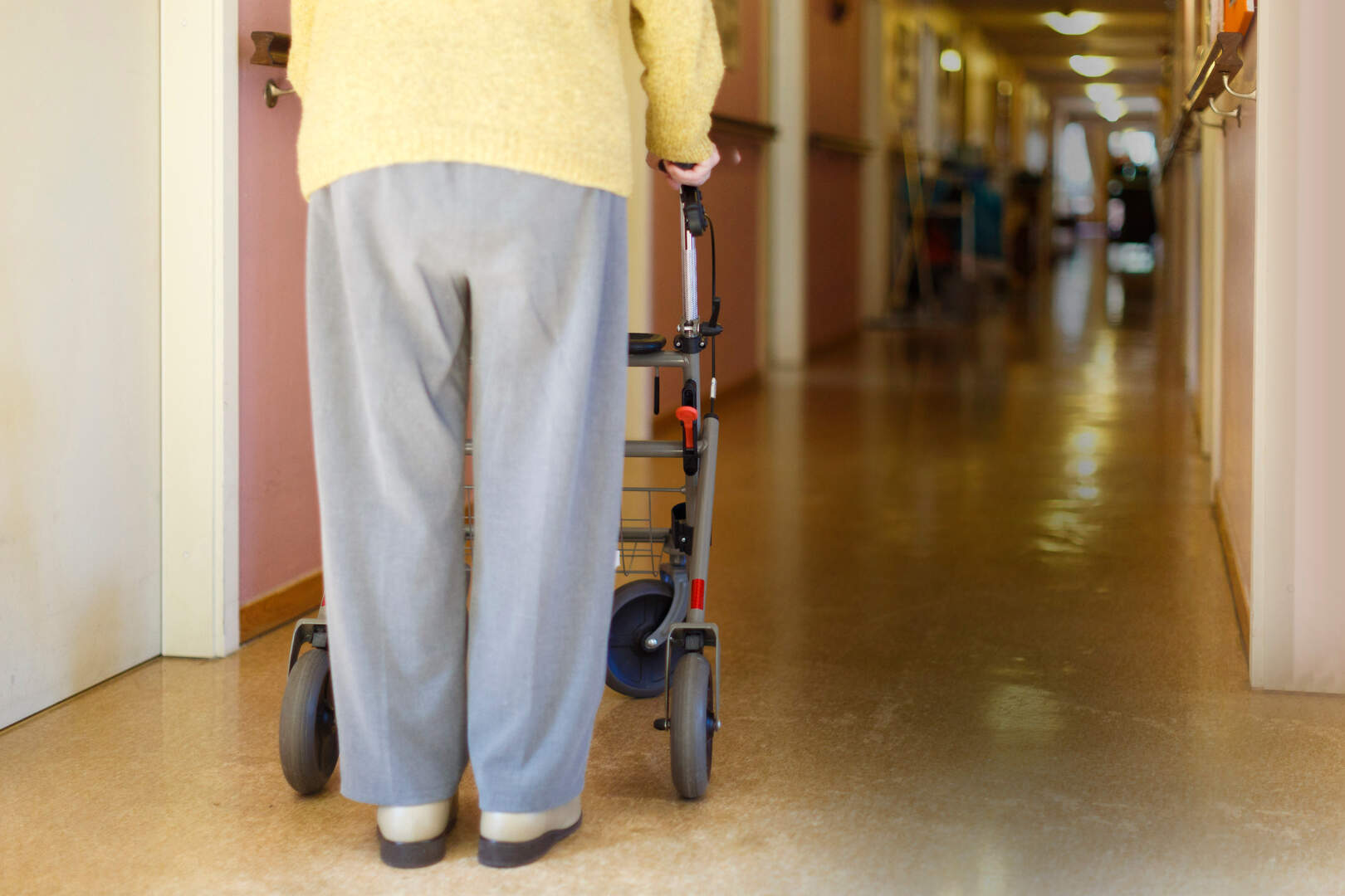 Celstraf voor zorgkundige (39) die juwelen steelt van bejaarden: “Mama ...