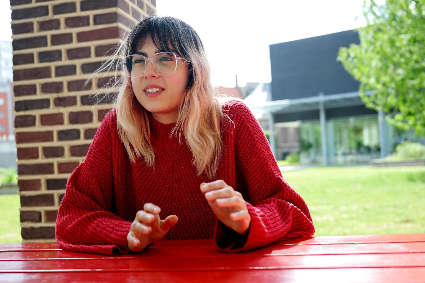 Esila (22) zat 37 dagen in een Turkse gevangenis omdat ze foto’s nam ...