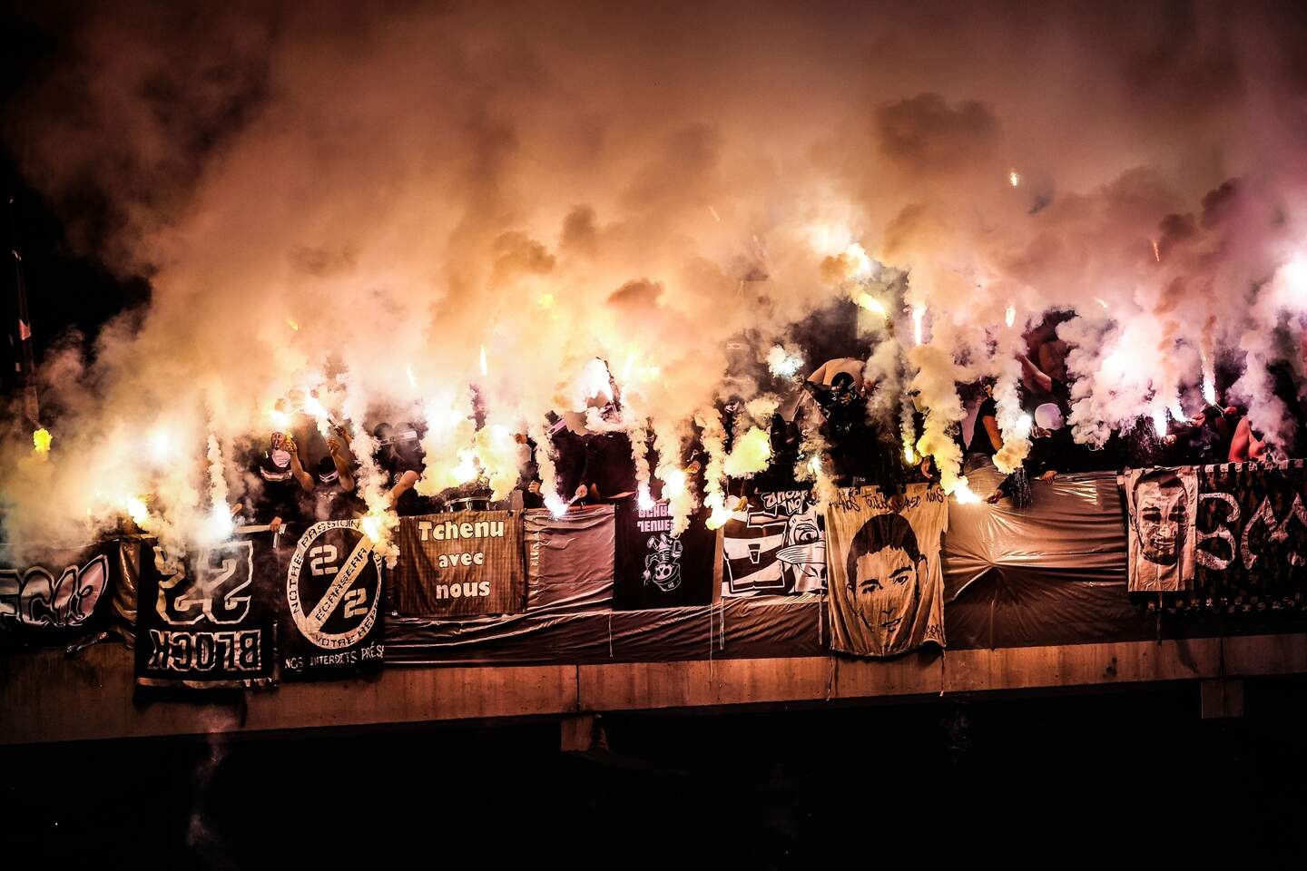 Waalse derby loopt na afloop helemaal uit de hand: hooligans en ...
